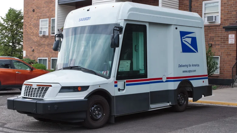 Oshkosh recalling 40 of USPS' new mail delivery vehicles after "two ...